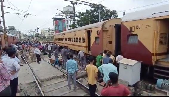 Padmavathi Express: పట్టాలు తప్పిన పద్మావతి ఎక్స్‌ప్రెస్.. తృటిలో ...