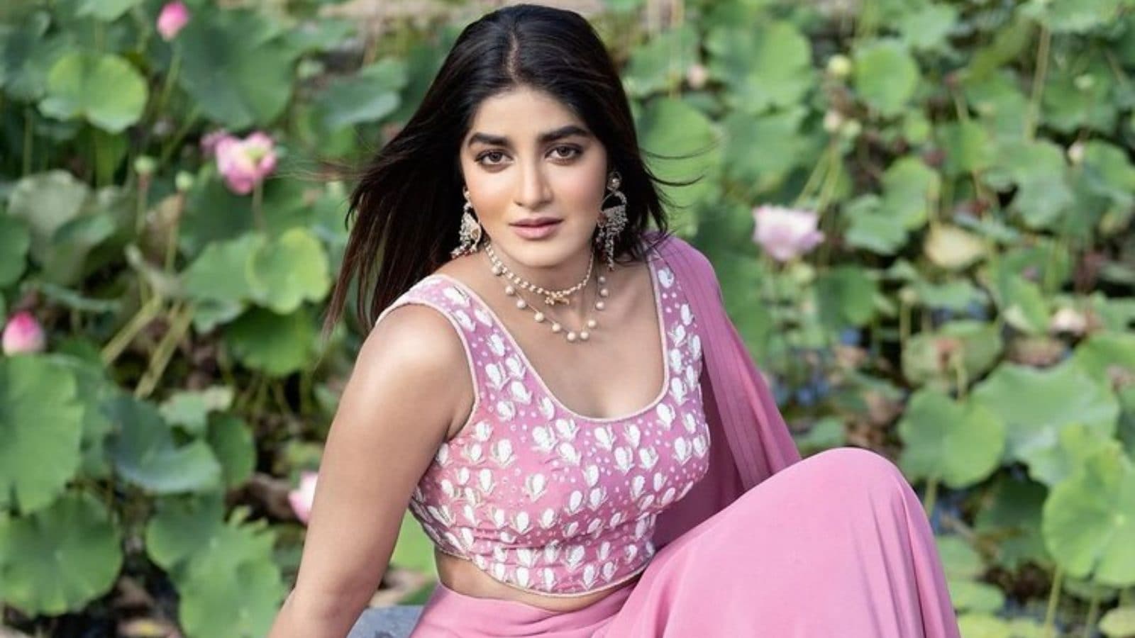 Dimple Hayathi: పూలతోటలో అందాల డింపుల్ హయతి.. ఇది లెవల్ అంటున్న ...