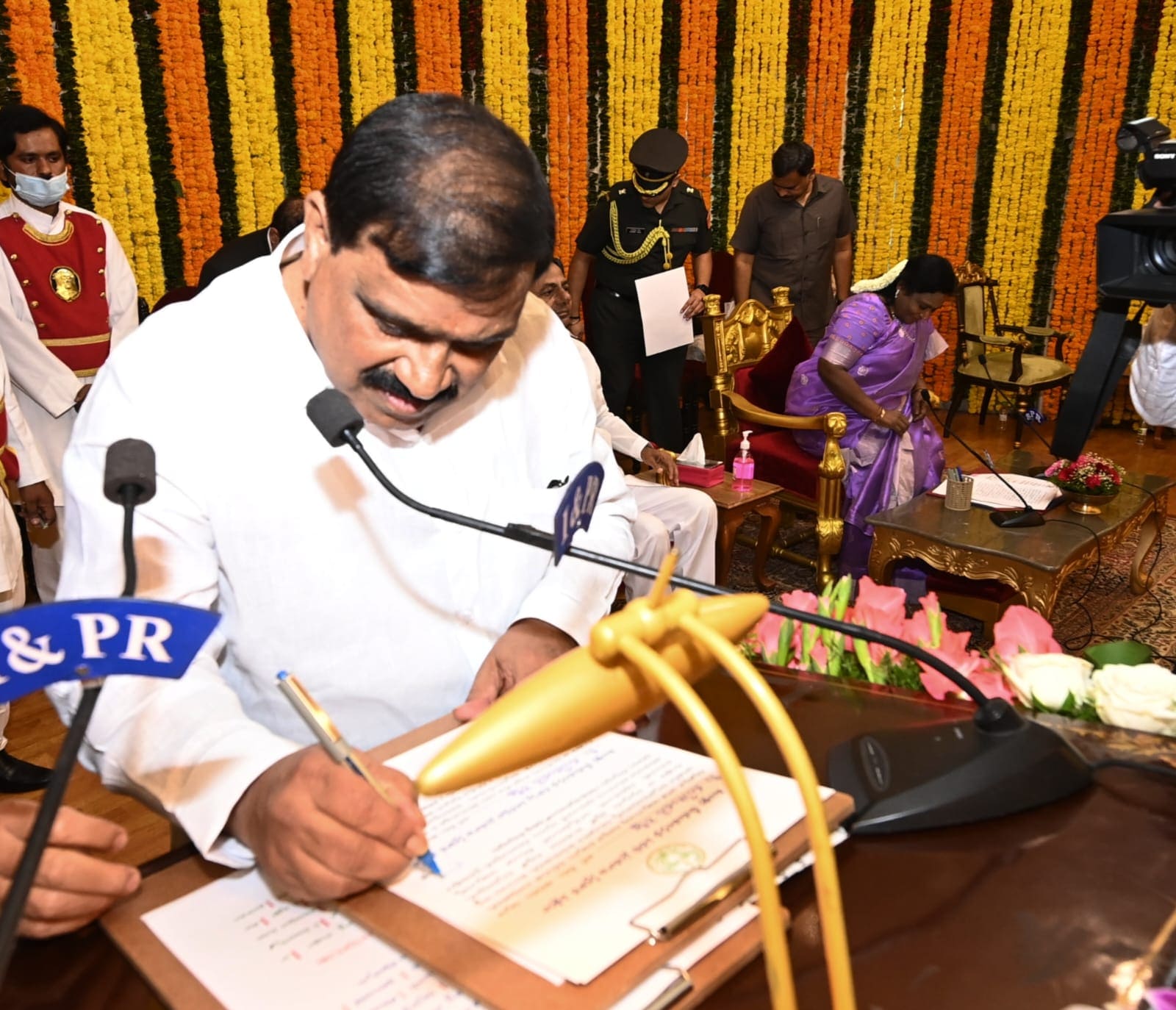 TS Politics: మంత్రిగా ప్రమాణ స్వీకారం చేసిన పట్నం మహేందర్ రెడ్డి.. ఏ ...