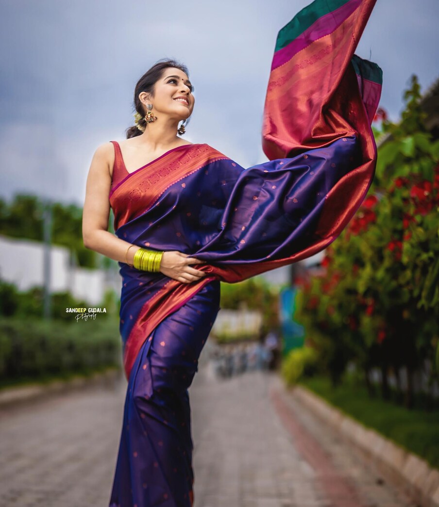 Rashmi Gautam : పట్టు చీరలో అదిరే అందాలతో కవ్విస్తోన్న రష్మి గౌతమ్ ...