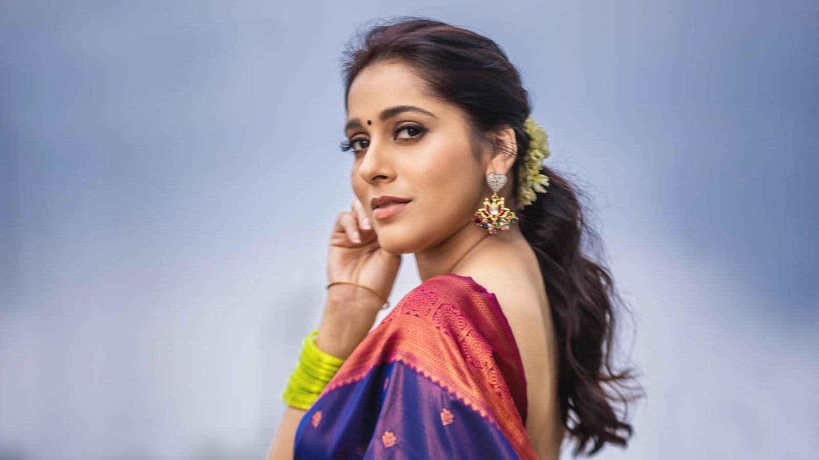 Rashmi Gautam : పట్టు చీరలో అదిరే అందాలతో కవ్విస్తోన్న రష్మి గౌతమ్ ...