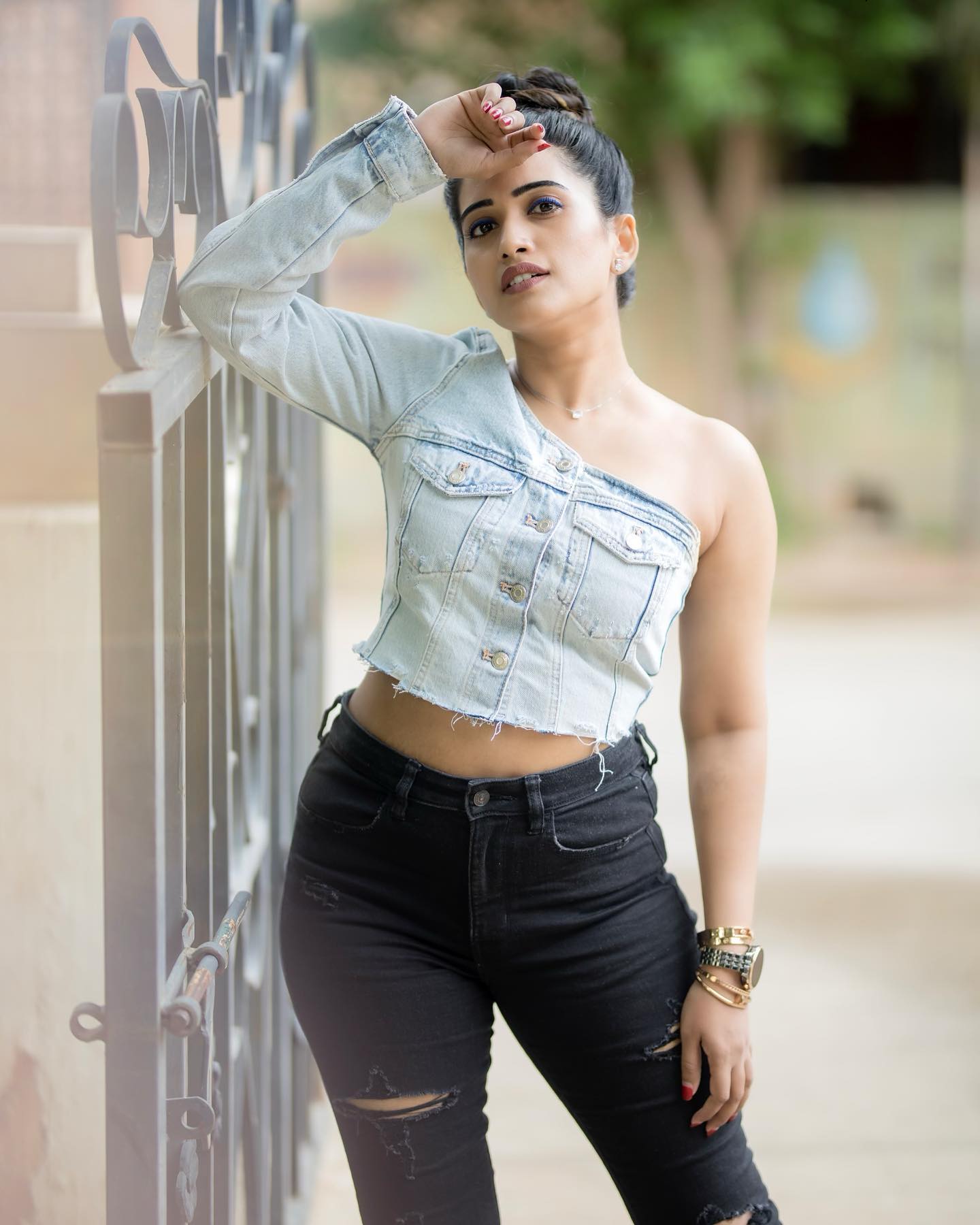 ఇదేం చీర కట్టుడు సామి.. వెరైటీ చీర కట్టులో యాంకర్ స్రవంతి సోకుల విందు ...