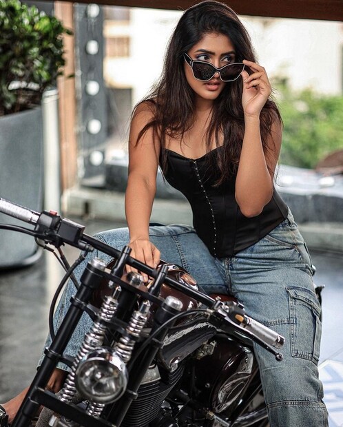 Eesha Rebba Latest beach location stills goes viral | బీచ్ ఒడ్డున ఈషా ...