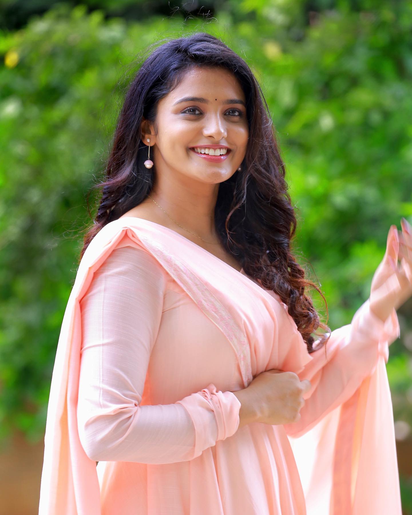 చక్రాల్లాంటీ కళ్లతో ఫిదా చేస్తోన్న తెలుగు అందం రూప కొడువాయూర్ ...