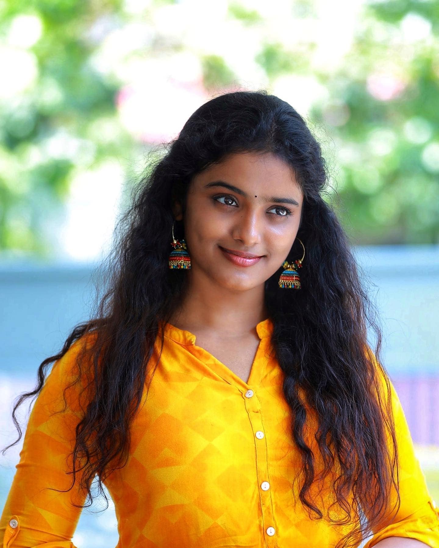 చక్రాల్లాంటీ కళ్లతో ఫిదా చేస్తోన్న తెలుగు అందం రూప కొడువాయూర్ ...