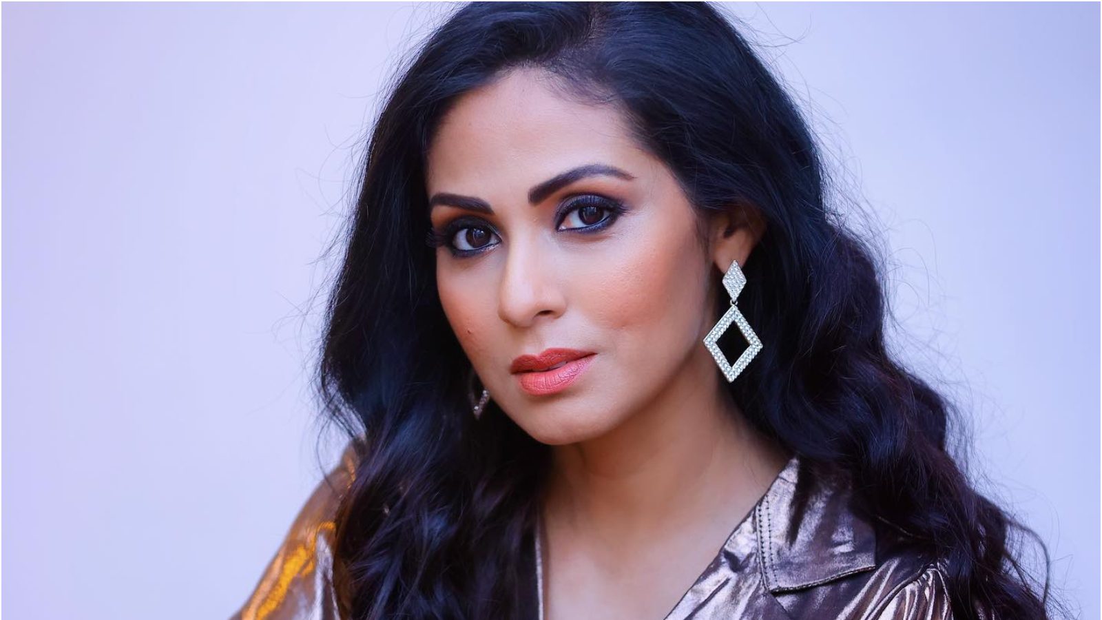 Actress Sadha : స్టన్నింగ్ లుక్‌లో కవ్విస్తోన్న సీనియర్ భామ సదా ...