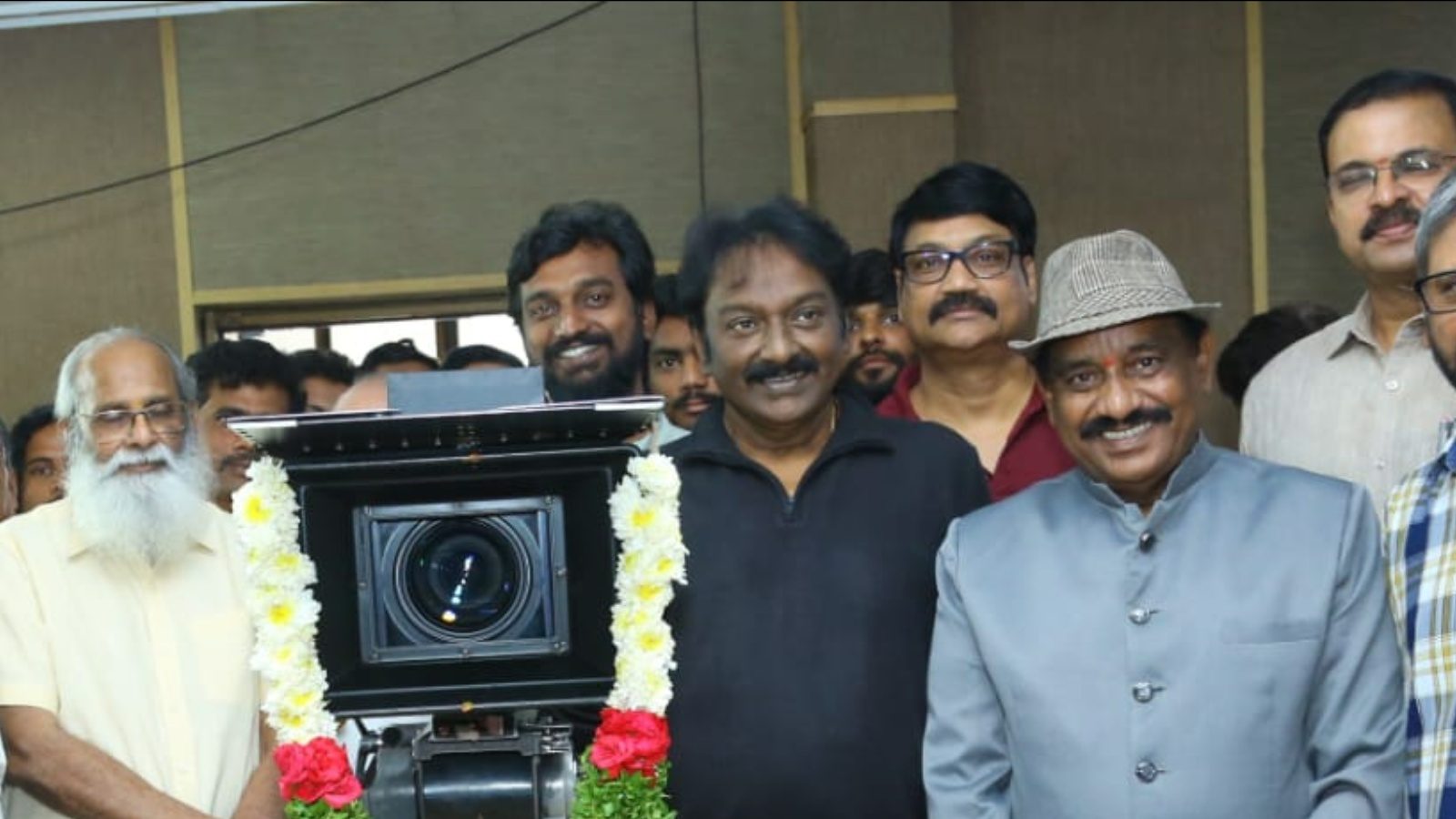 Siggu movie start with JD Lakshminarayana clap | జేడీ లక్ష్మీనారాయణ ...