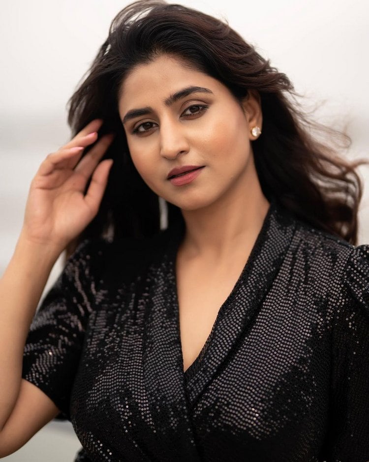 Varshini: బ్లాక్ కలర్ డ్రెస్‌లో అందాలు ఒలకబోసిన యాంకర్ వర్షిణి ...