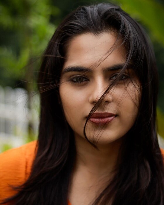 ఖతర్నాక్ లుక్స్‌తో కవ్విస్తోన్న అందాల హైదరాబాదీ కావ్యా..