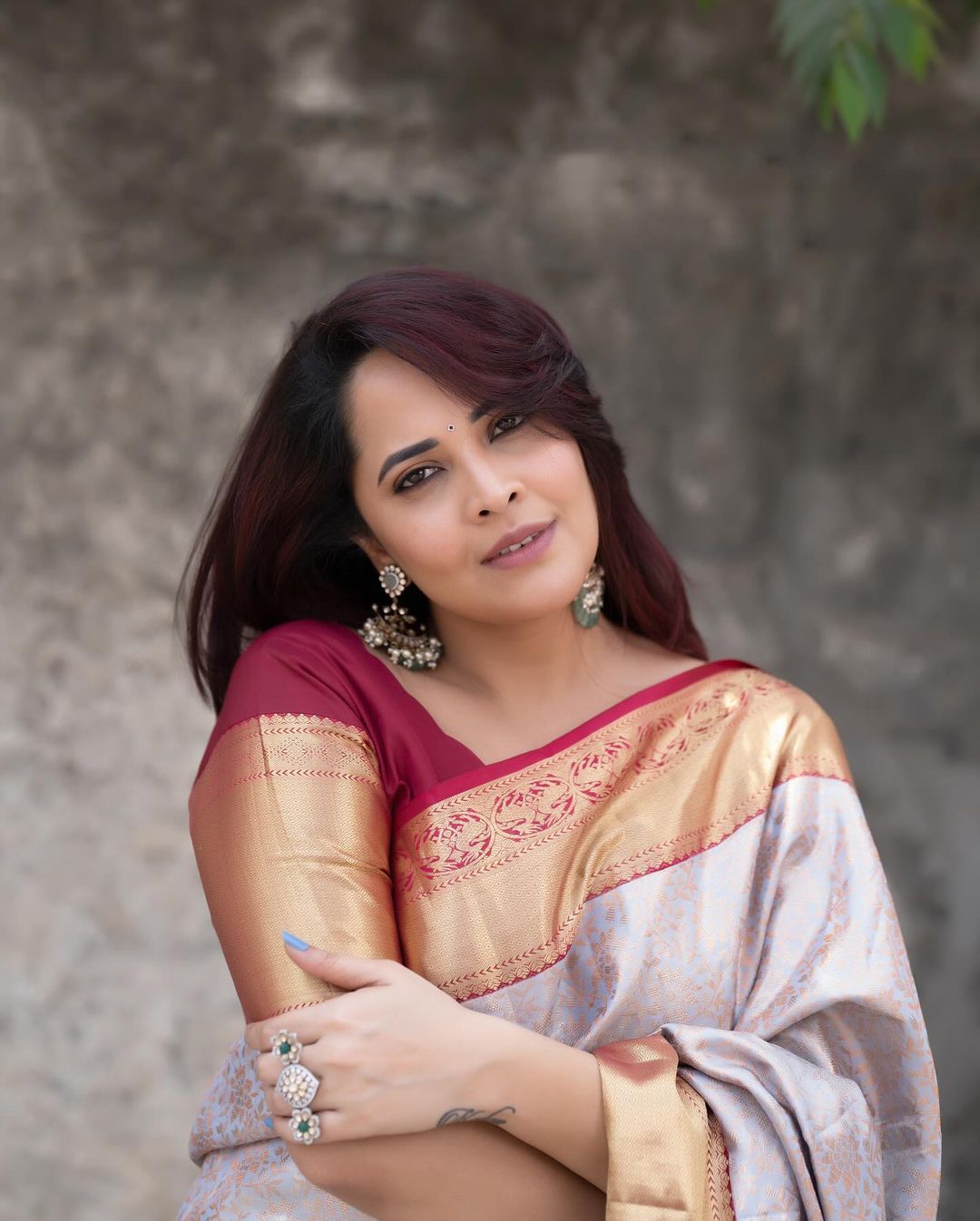 టాలీవుడ్ నటి అనసూయ ట్రెడిషనల్‌ ఫోటోలపై నెటిజన్ల దేవత అంటూ కామెంట్స్ ...