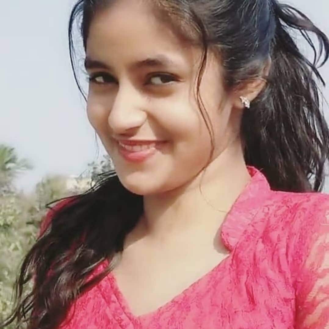 నో వల్గర్.. ఓన్లీ గ్లామర్.. యూత్ హార్ట్స్‌లో బీహారీ బ్యూటీ.. ఎవరో ...