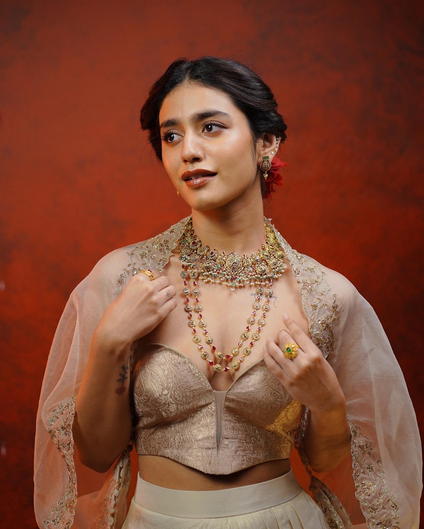 Priya Prakash Varrier : ముక్కుకు ముక్కెరతో లండన్ వీధుల్లో తిరుగుతోన్న ప్రియా ప్రకాష్.. పిక్స్ ...