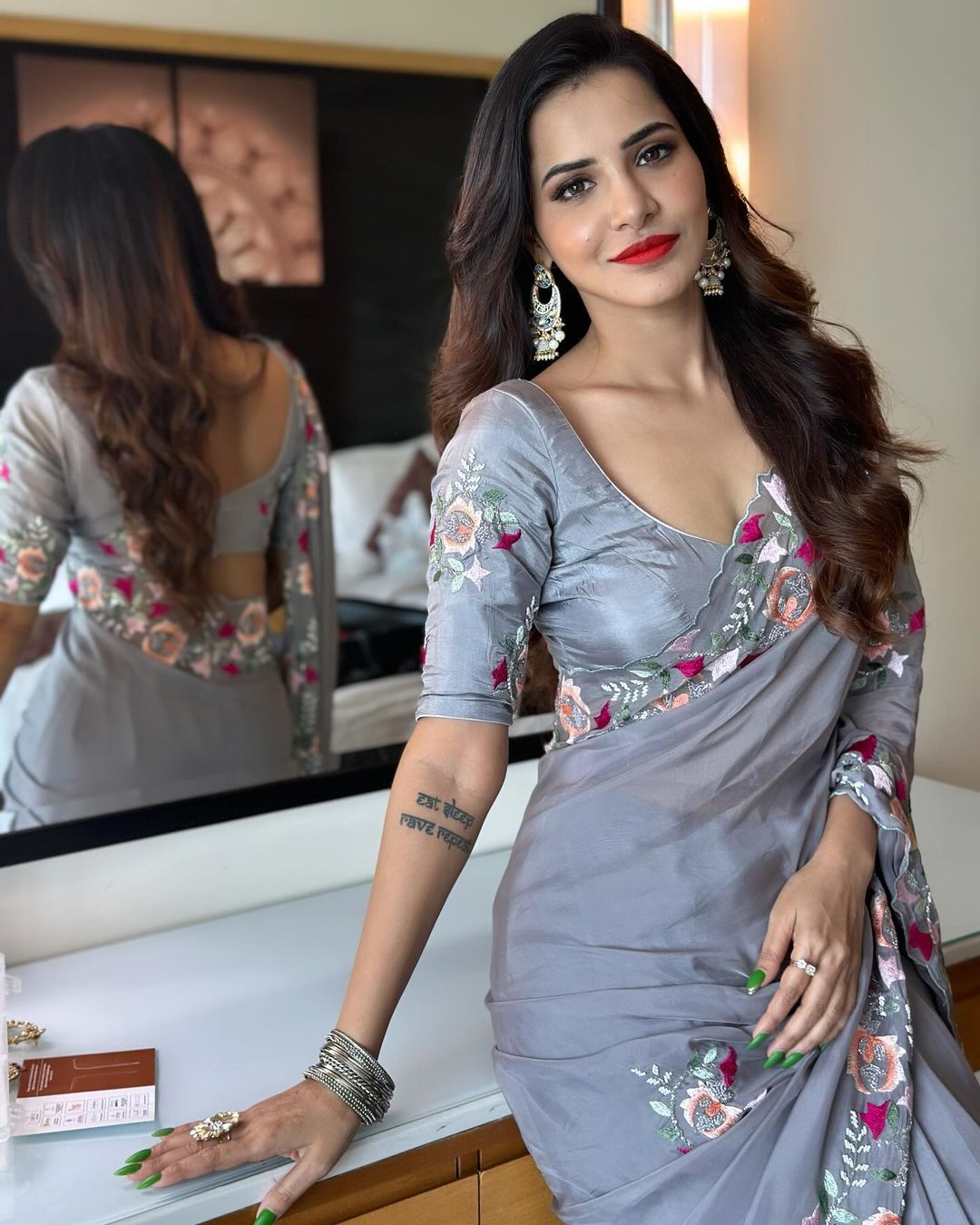 Ashu Reddy latest Saree looks viral on social media | చీరకట్టులో అషు ...