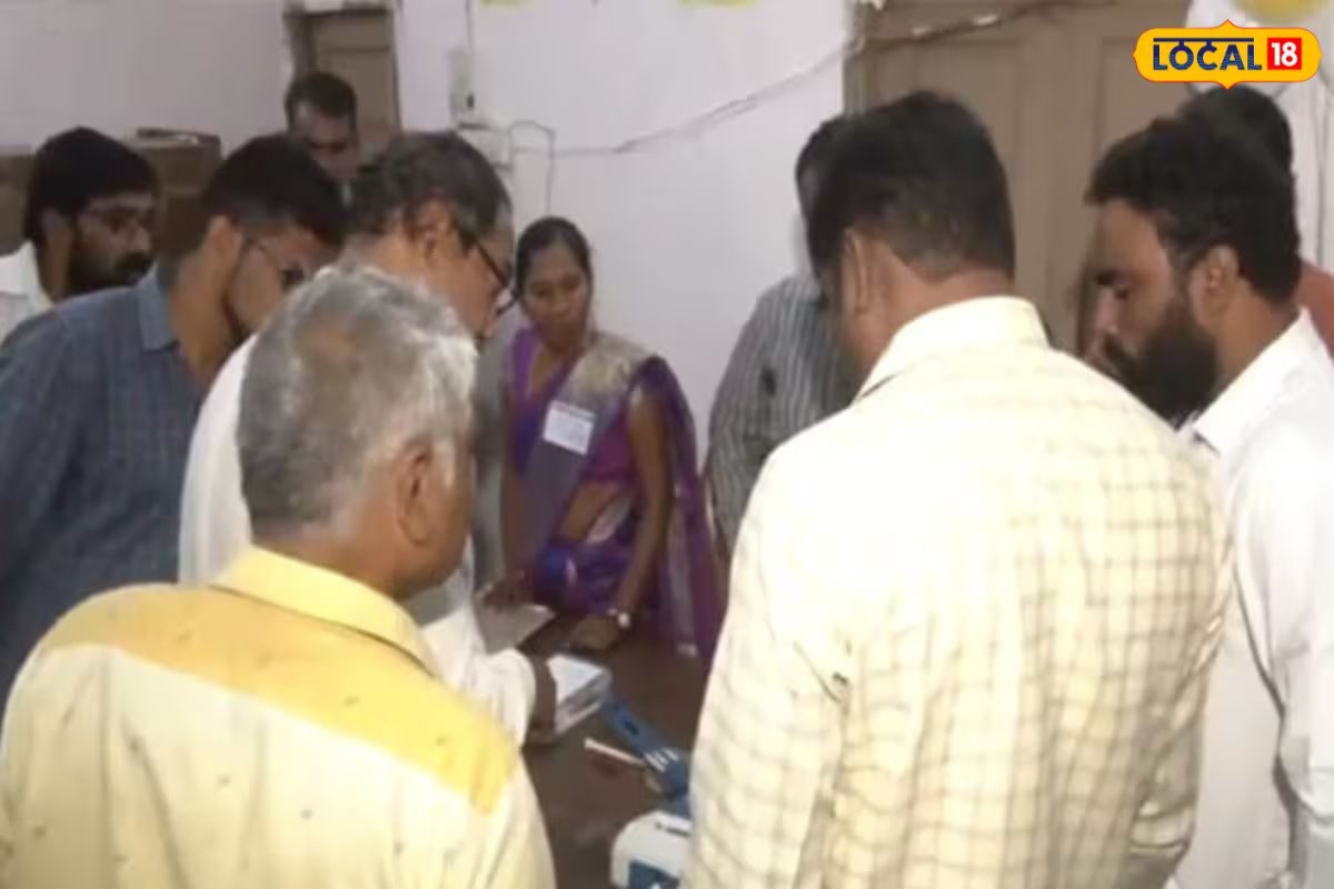 కాంగ్రెస్ అభ్యర్థి ఓటేసేందుకు వెళ్తే మొరాయించిన ఈవీఎం... ఎక్కడో తెలుసా ... కాంగ్రెస్ అభ్యర్థి ఓటేసేందుకు వెళ్తే మొరాయించిన ఈవీఎం... ఎక్కడో తెలుసా ...