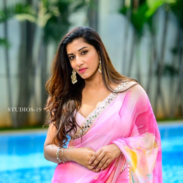 Vishnu Priya Latest photos viral on social media | స్విమ్మింగ్ పూల్ ...