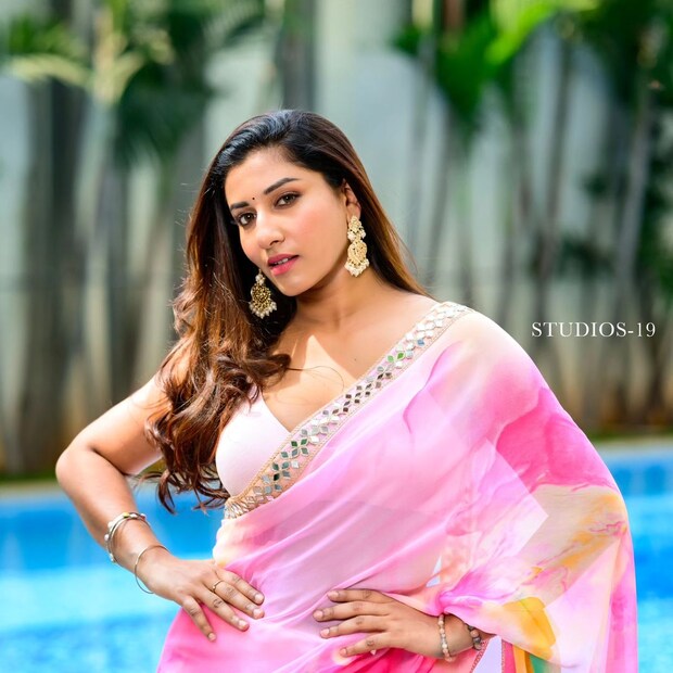 Vishnu Priya Latest photos viral on social media | స్విమ్మింగ్ పూల్ ...