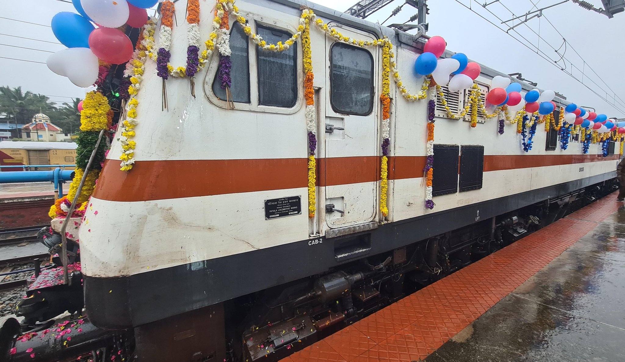 Kashi Trains: వరంగల్, విజయవాడ మీదుగా వారణాసికి స్పెషల్ ట్రైన్స్... రూట్స్, టైమింగ్స్ ఇవే ...