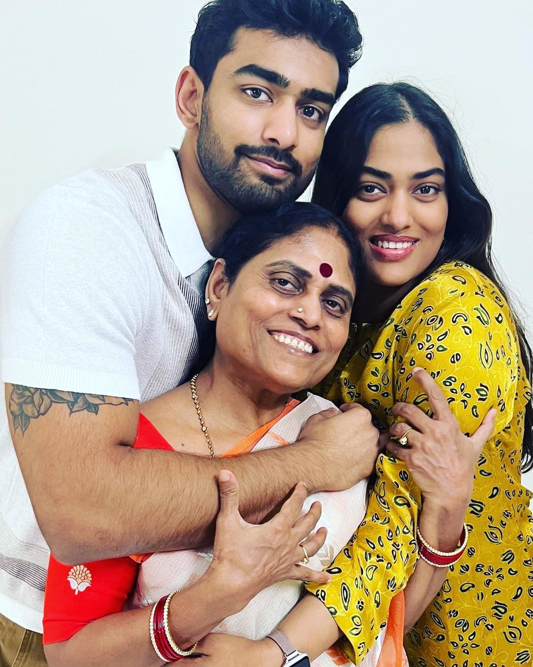 వైఎస్ రాజారెడ్డి ప్రేమ పెళ్లికి గ్రీన్ ఇచ్చిన వైఎస్ షర్మిల వైరల్ అవుతున్న ఫోటోలు| ys sharmila ...