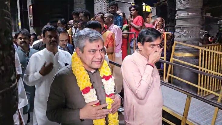 సింహాద్రి అప్పన్నను దర్శించుకున్న కేంద్ర రైల్వే శాఖ మంత్రి అశ్విని వైష్ణవ్.. ఫొటోలు చూడండి ...