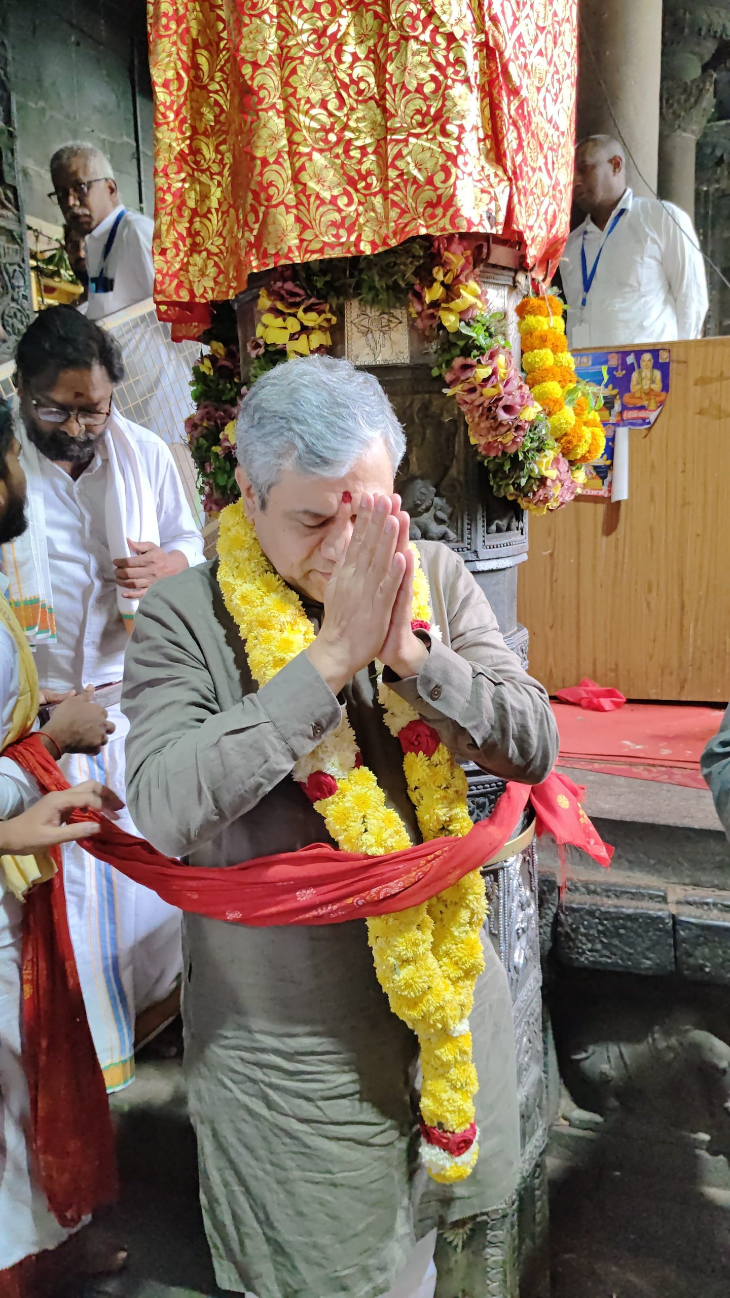 సింహాద్రి అప్పన్నను దర్శించుకున్న కేంద్ర రైల్వే శాఖ మంత్రి అశ్విని వైష్ణవ్.. ఫొటోలు చూడండి ...