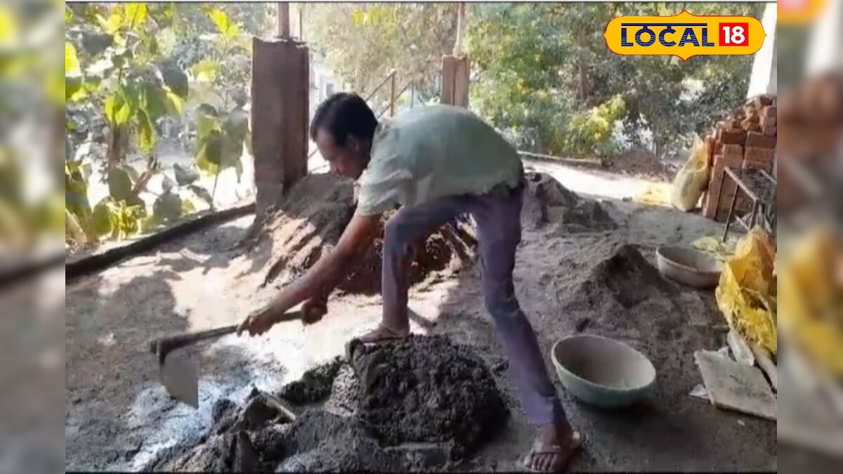 పుస్తకాలు పక్కన పెట్టి పారా పలుగు చేతపట్టిన యువత.. ఎందుకో తెలుసా.. The ...