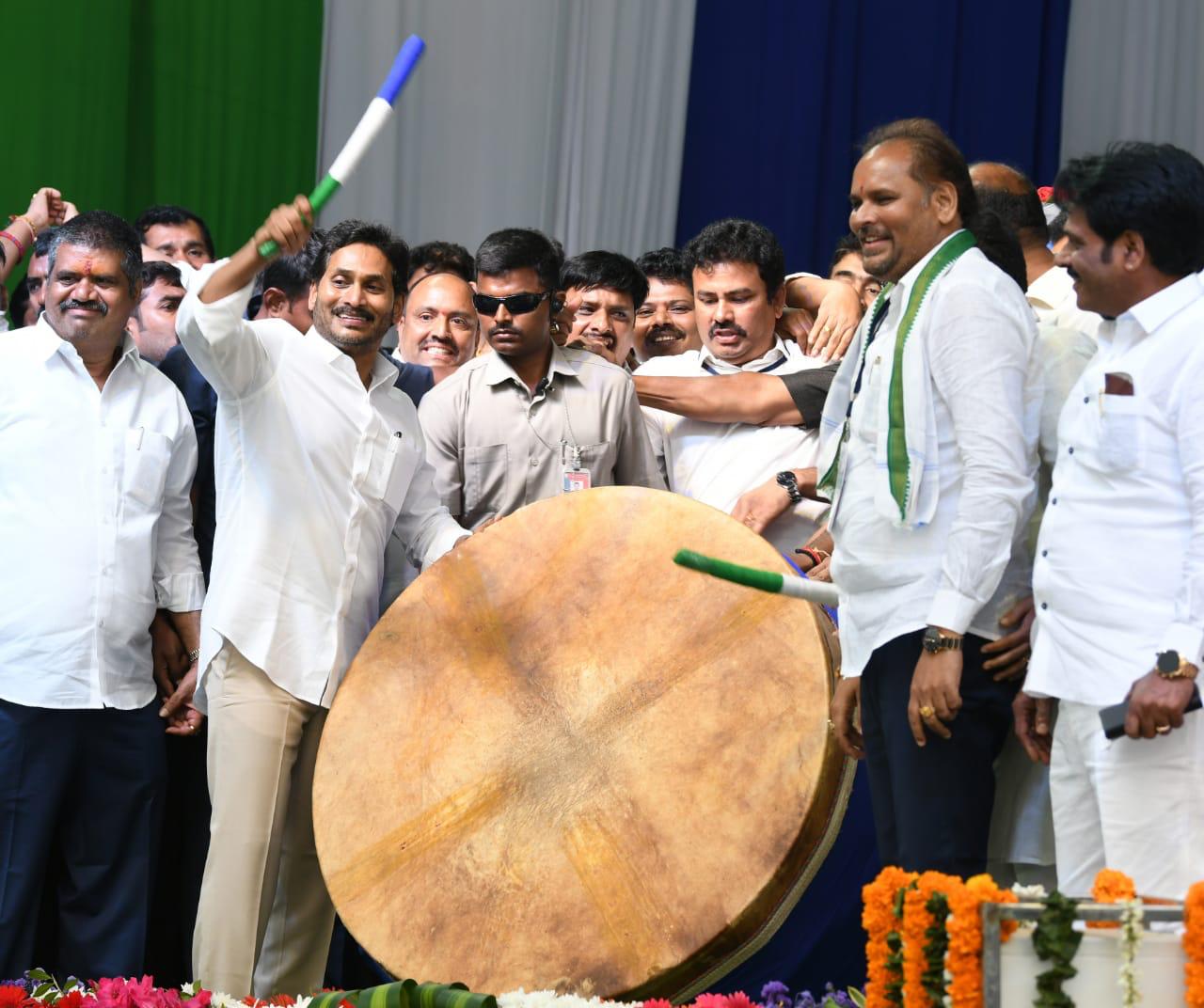 చంద్రబాబుకు వైఎస్ జగన్ బహిరంగ సవాల్ .. రాప్తాడు సిద్ధం సభలో ఏపీ సీఎం ...