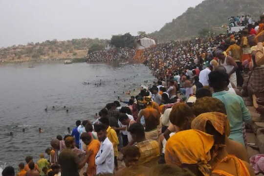 మాంసం తినరు .. మంచంపై పడుకోరు ..ఆ ఊరి ప్రజలు ఇలా ఎందుకు చేస్తున్నారో ...