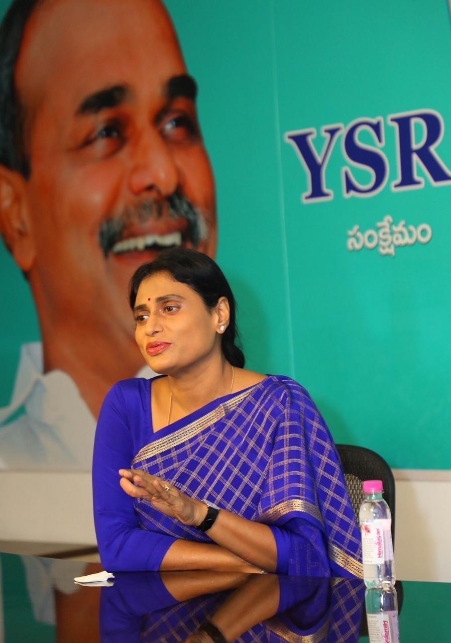 కొడుకు వైఎస్ రాజారెడ్డి పెళ్లి శుభలేఖను తండ్రి వైఎస్ రాజశేఖర్ రెడ్డి ...