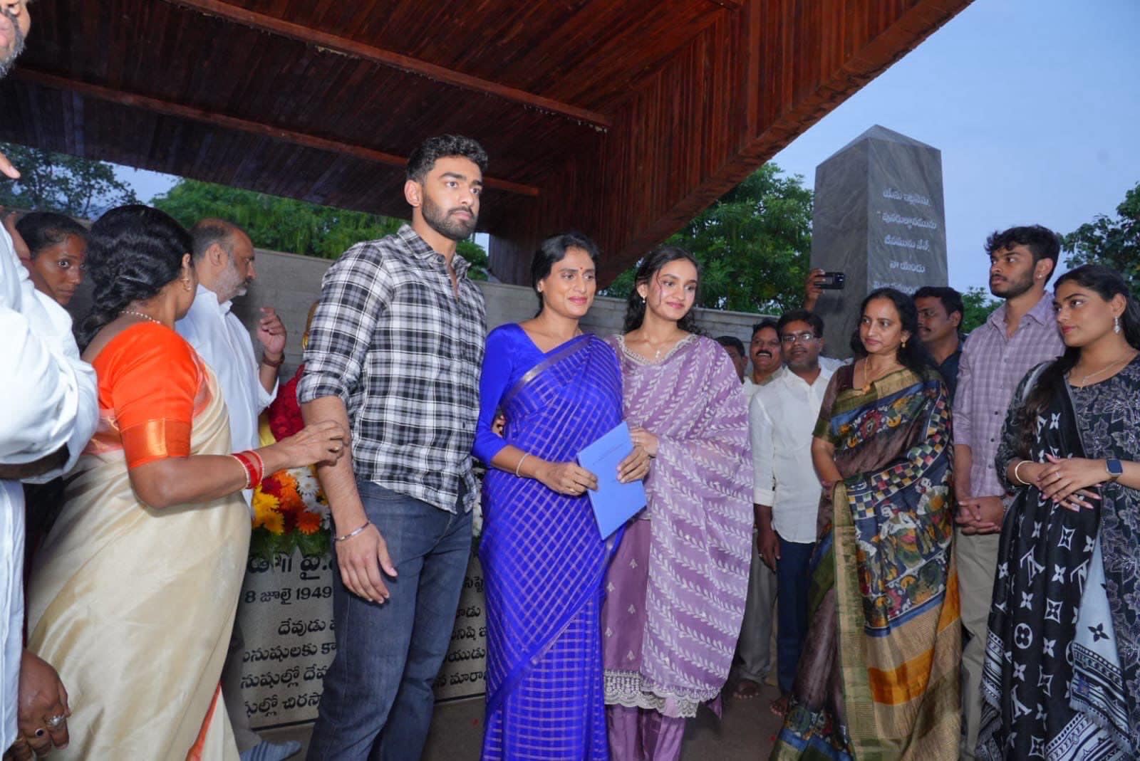 కొడుకు వైఎస్ రాజారెడ్డి పెళ్లి శుభలేఖను తండ్రి వైఎస్ రాజశేఖర్ రెడ్డి ...