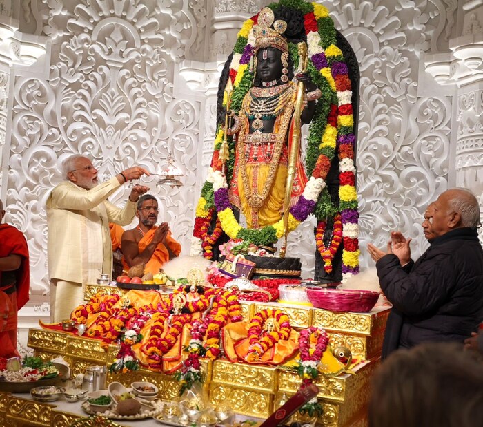 తన ఇంట్లో 'రామ జ్యోతి' వెలిగించిన ప్రధాని మోదీ..ఎంత అత్యద్భుతంగా ఉందో ...