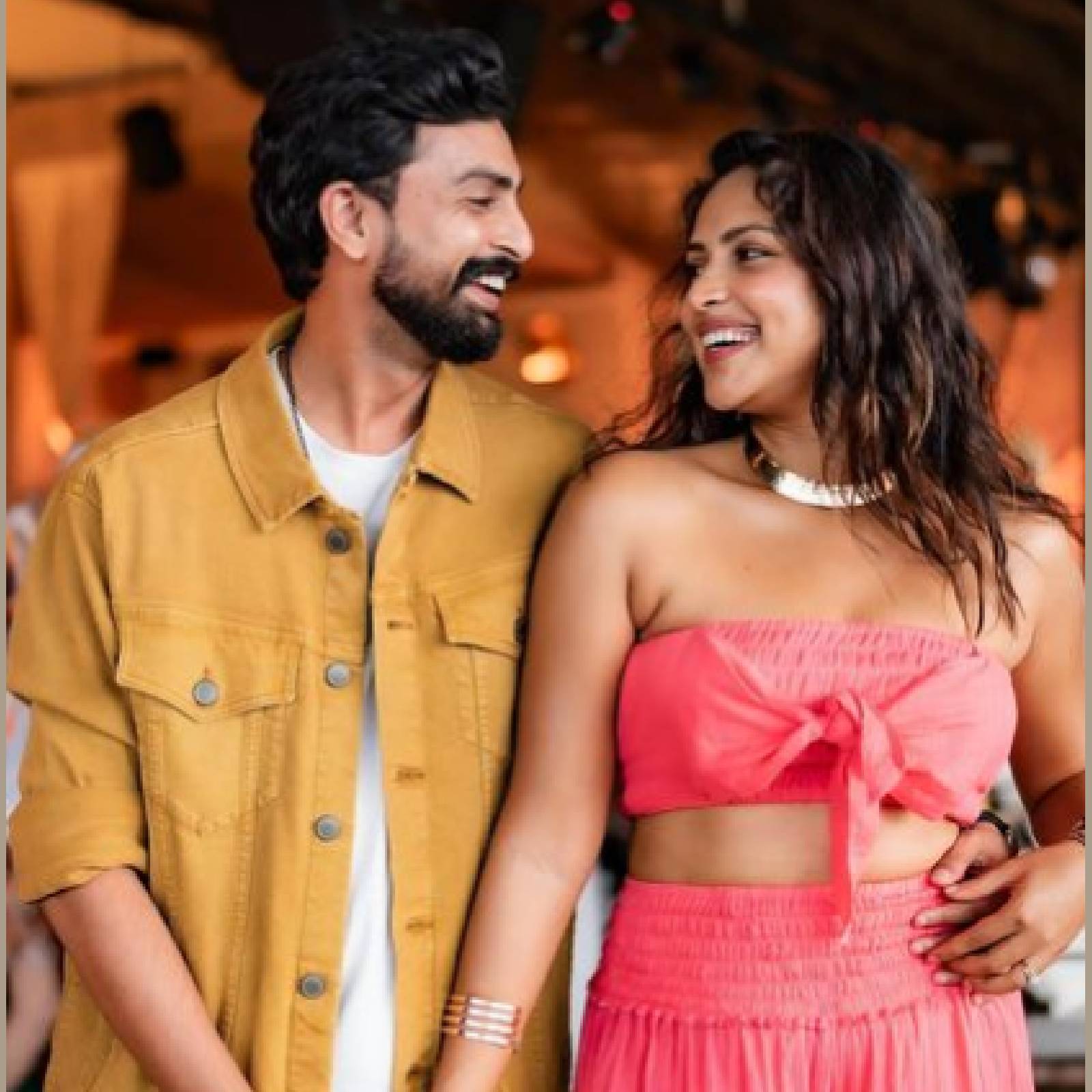 చాలా వేడిగా ఉంది..బెడ్ రూమ్ లో భర్తతో అమలాపాల్| Actress amala paul share a post with husband ...