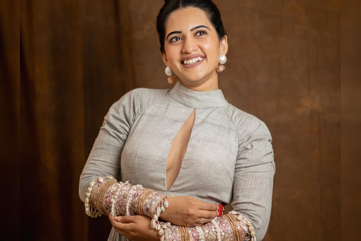 అదేం డ్రెస్సు.. అదేం చింపుడు.. అదిరే అందాలతో కవ్విస్తోన్న యాంకర్ ...