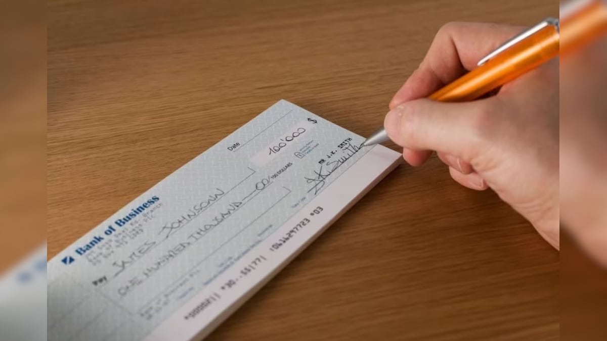 Cheque Rules: చెక్ వెనుకవైపు ఎందుకు సంతకం చేయాలో తెలుసా? అసలు కారణం ఇదే ...