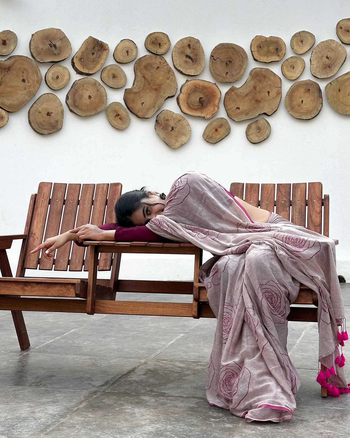 విరహంతో రగిలిపోతున్న దీప్తి సునైనా.. ఈ ఎదురు చూపులు అతడి కోసమేనా ...