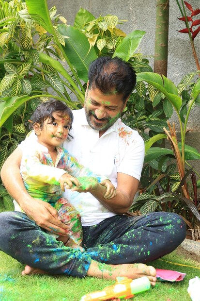 మనవడితో కలిసి సీఎం హోలీ సంబురాలు.. వైరల్ అవుతున్న రేవంత్ రెడ్డి ఫోటోలు ...