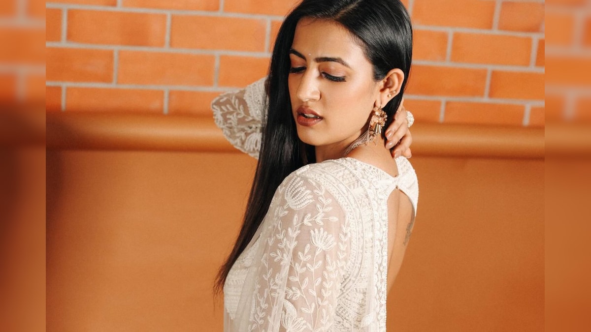 బ్యాక్ అందాలతో రచ్చ చేసిన నిహారిక.. వావ్ అనాల్సిందే.. Niharika looks ...