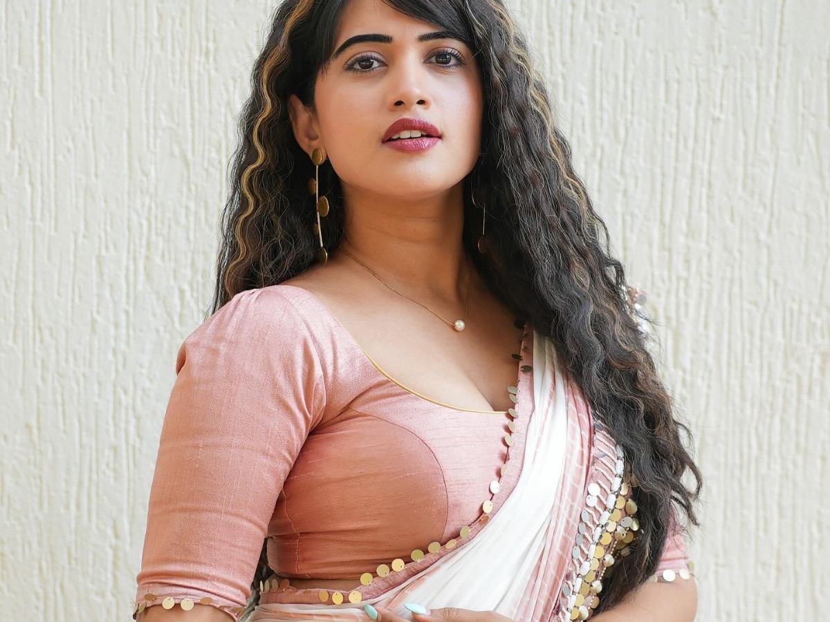 చీరలో యాంకర్ స్రవంతి హాట్ షో.. అదిరే అందాలతో కేక పెట్టించిన ముద్దుగుమ్మ.. Anchor sravanthi looks ...