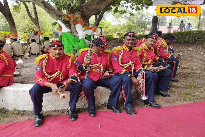 ఈ పోలీస్ బ్యాండ్ ప్రత్యేకతే వేరు.. ఆ సంగీతం వేరే లెవల్.. This police ...