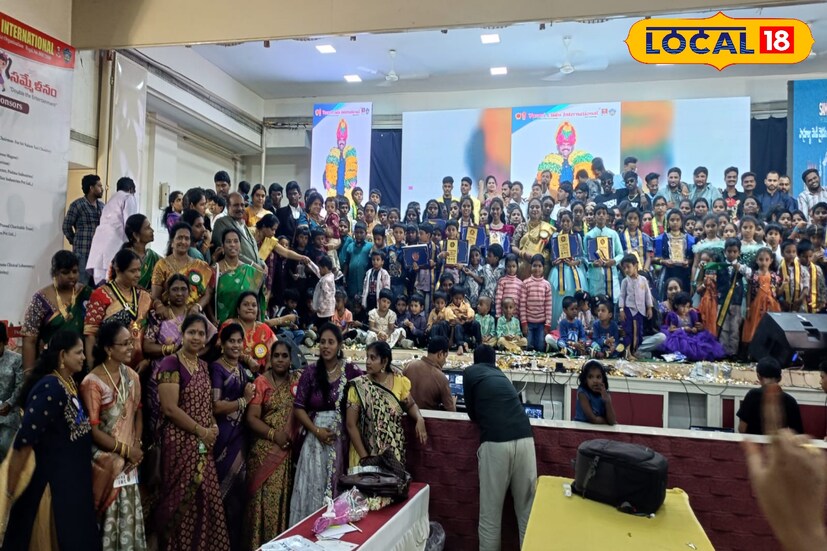 ఒకే వేదికపై 54 మంది కవల జంటలు... ఎక్కడో తెలుసా? | 54 pairs of twins on ...