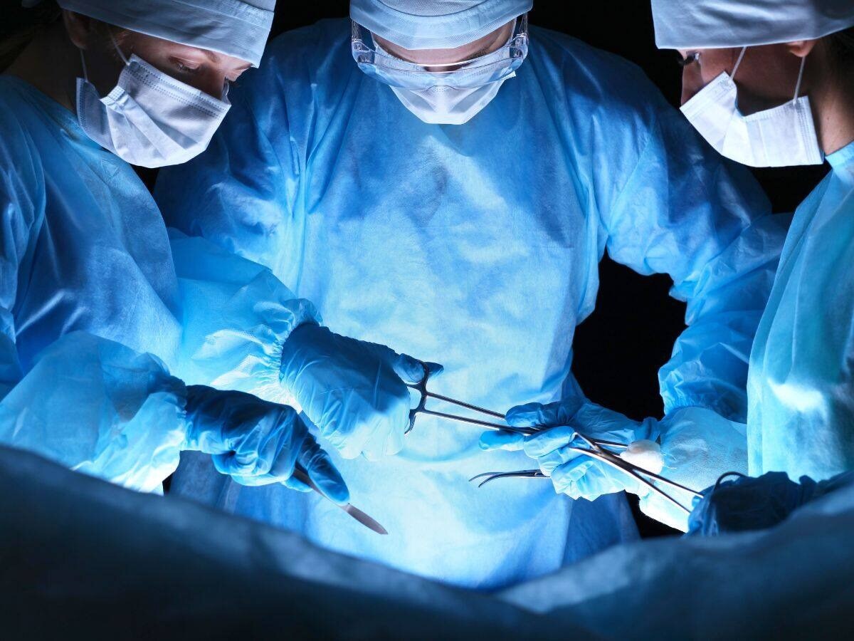 Surgeons gown colors: సర్జన్లు ఆపరేషన్‌ థియేటర్‌లో గ్రీన్ లేదా బ్లూ కలర్ గౌన్ మాత్రమే ఎందుకు ...