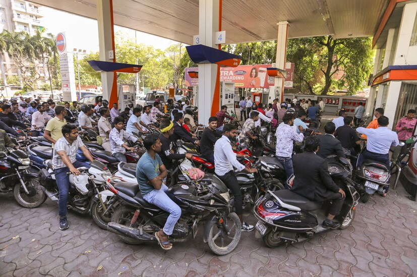 Petrol Prices: పెట్రోల్ ధరల్లో హైదరాబాద్ టాప్... లీటర్‌కు ఏ రాష్ట్రంలో ...
