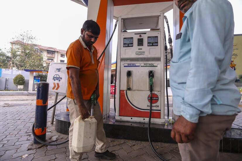 Petrol Prices: పెట్రోల్ ధరల్లో హైదరాబాద్ టాప్... లీటర్‌కు ఏ రాష్ట్రంలో ...
