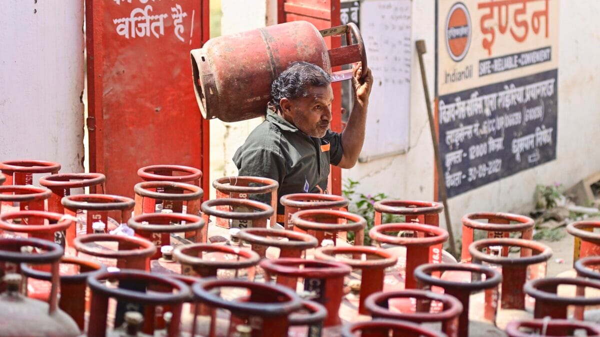 LPG Gas: మీ ఇంట్లో రెండు గ్యాస్ సిలిండర్లు ఉన్నాయా? వెంటనే తెలుసుకోండి ...