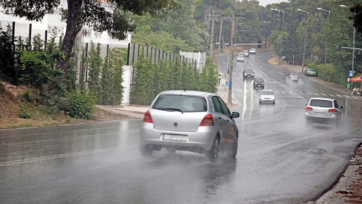Car Driving in Rain: వర్షంలో కార్‌లో వెళ్తున్నారా? ఈ 30 సెకండ్ల ట్రిక్ ...