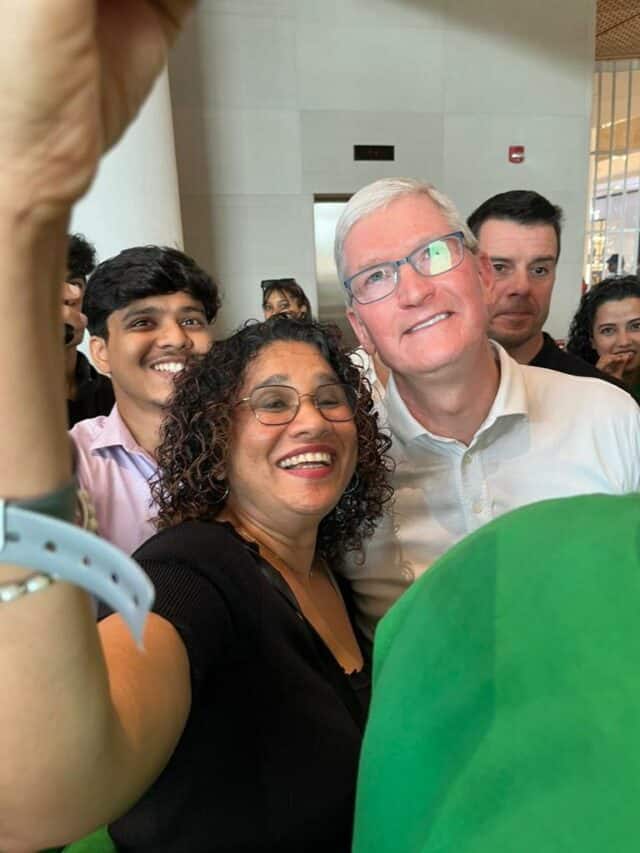 Tim Cook visits Apple BKC for event with family of store staff