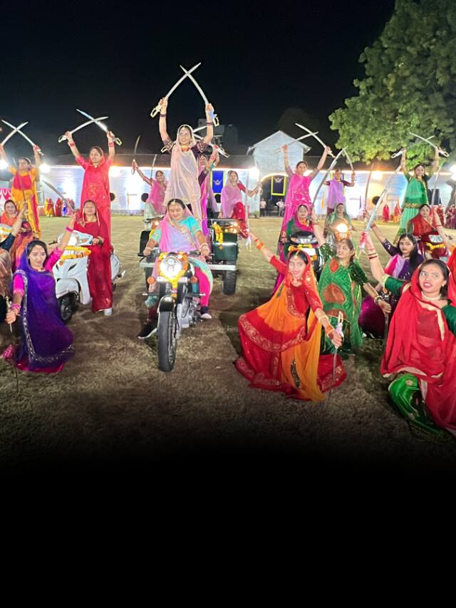 हाथ में तलवार लिए बुलेट पर गरबा करतीं लड़कियां