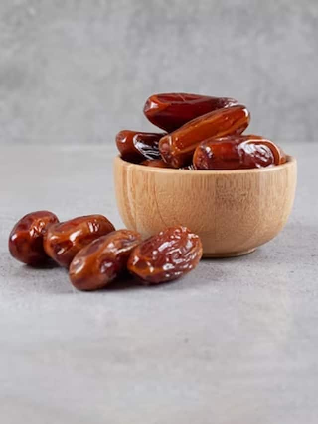 महिलाएं खाली पेट खाएं 5 खजूर- ये बीमारियां आपसे रहेंगी दूर