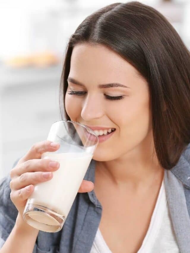 सकाळी की रात्री? हिवाळ्यात कधी प्यावं दूध