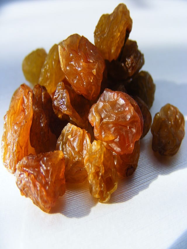 7 Benefits Of Consuming Raisins In Winter