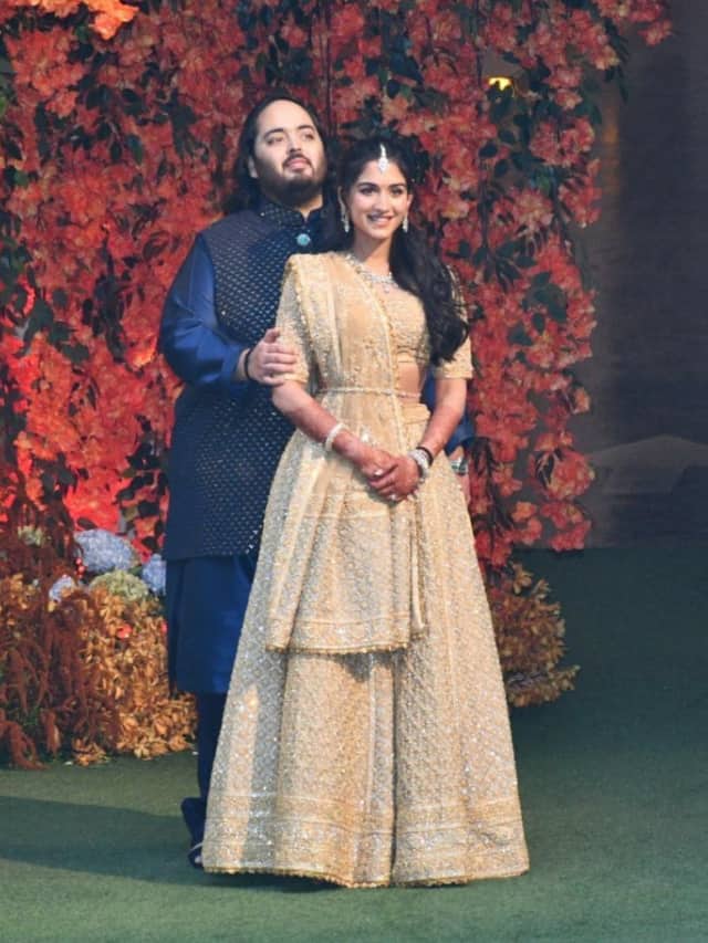 Amitabh Bachchan to Manushi Chhillar: Celeb Guests Start Arriving in ...